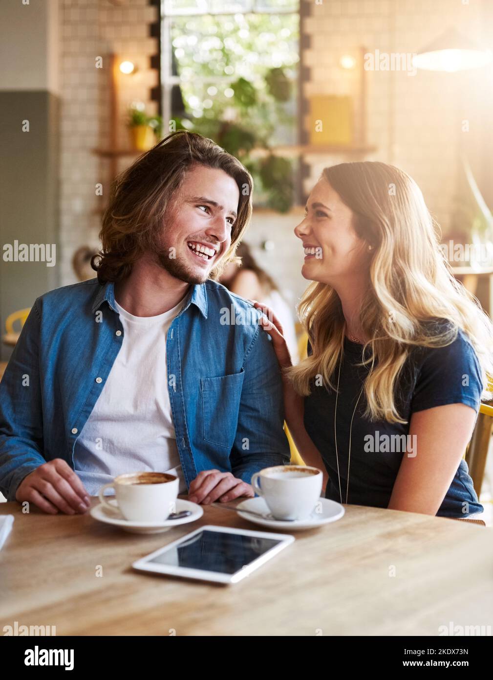 Couple coffee shop hi-res stock photography and images - Alamy
