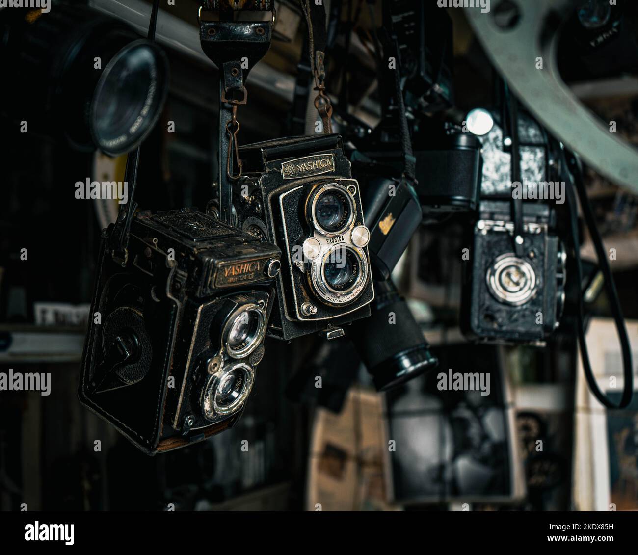 Old photo cameras hi-res stock photography and images - Alamy