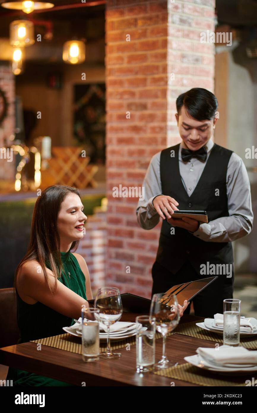 Family ordering meal hi-res stock photography and images - Alamy
