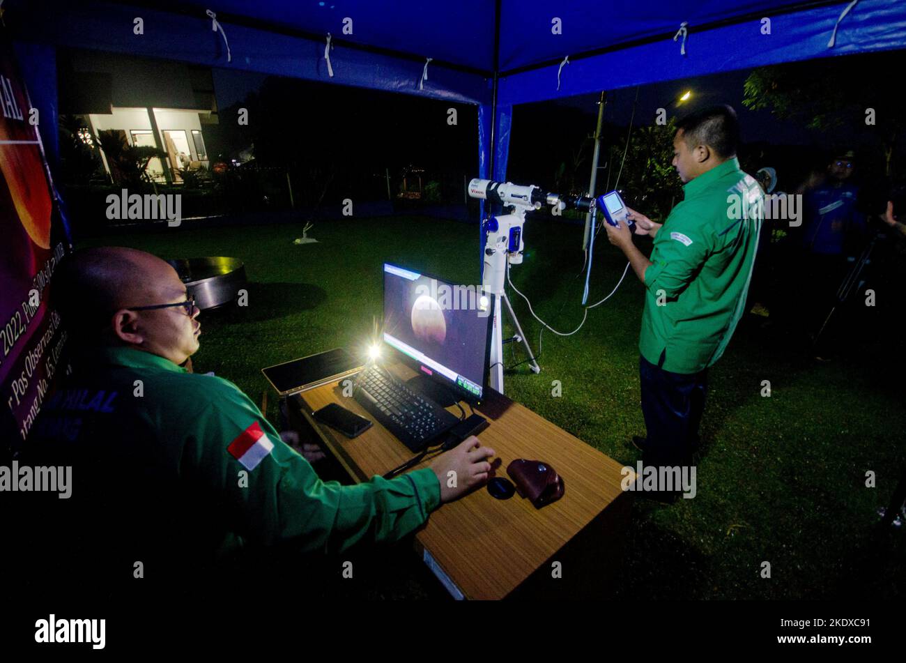 Lembang, Indonesia. 8th Nov, 2022. People observe a total lunar eclipse ...