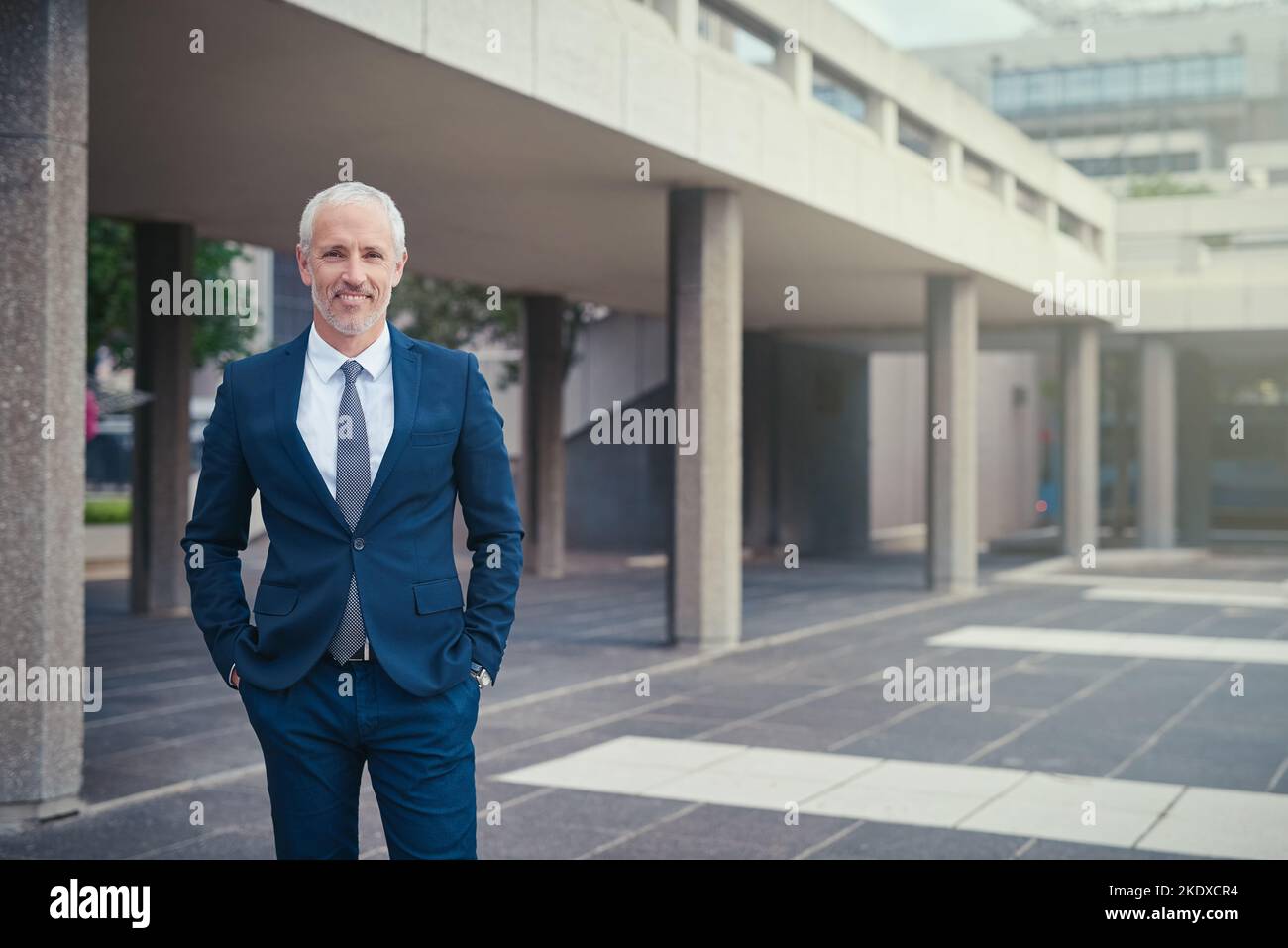 People standing outside a building hi-res stock photography and images ...