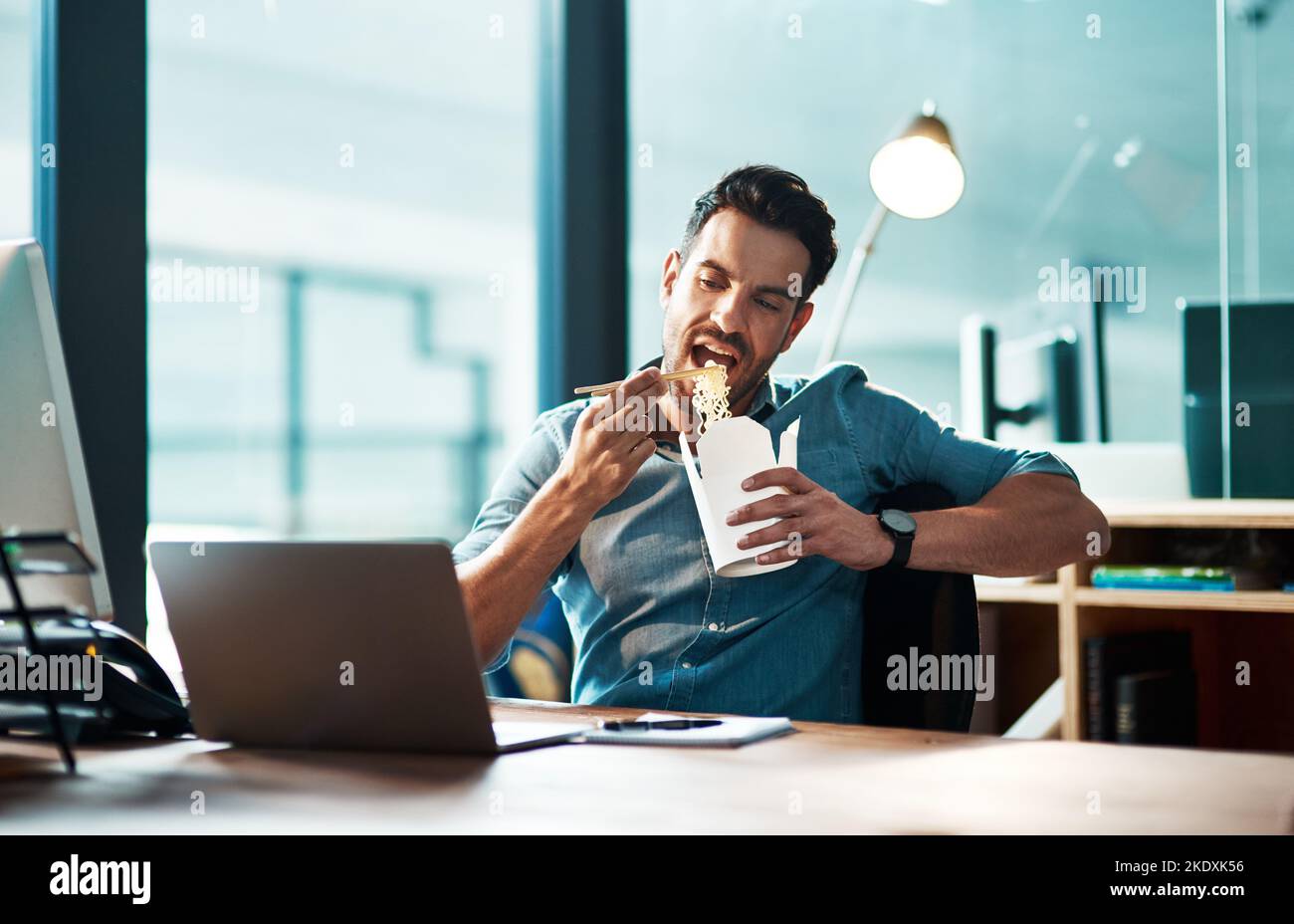 Man eating at his desk hi-res stock photography and images - Alamy
