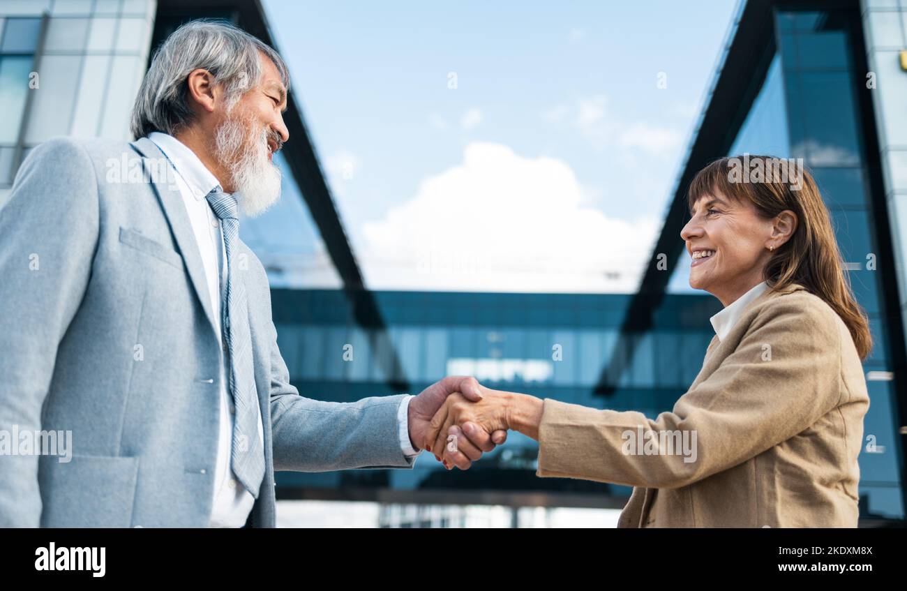 Multiracial people handshake hi-res stock photography and images - Alamy