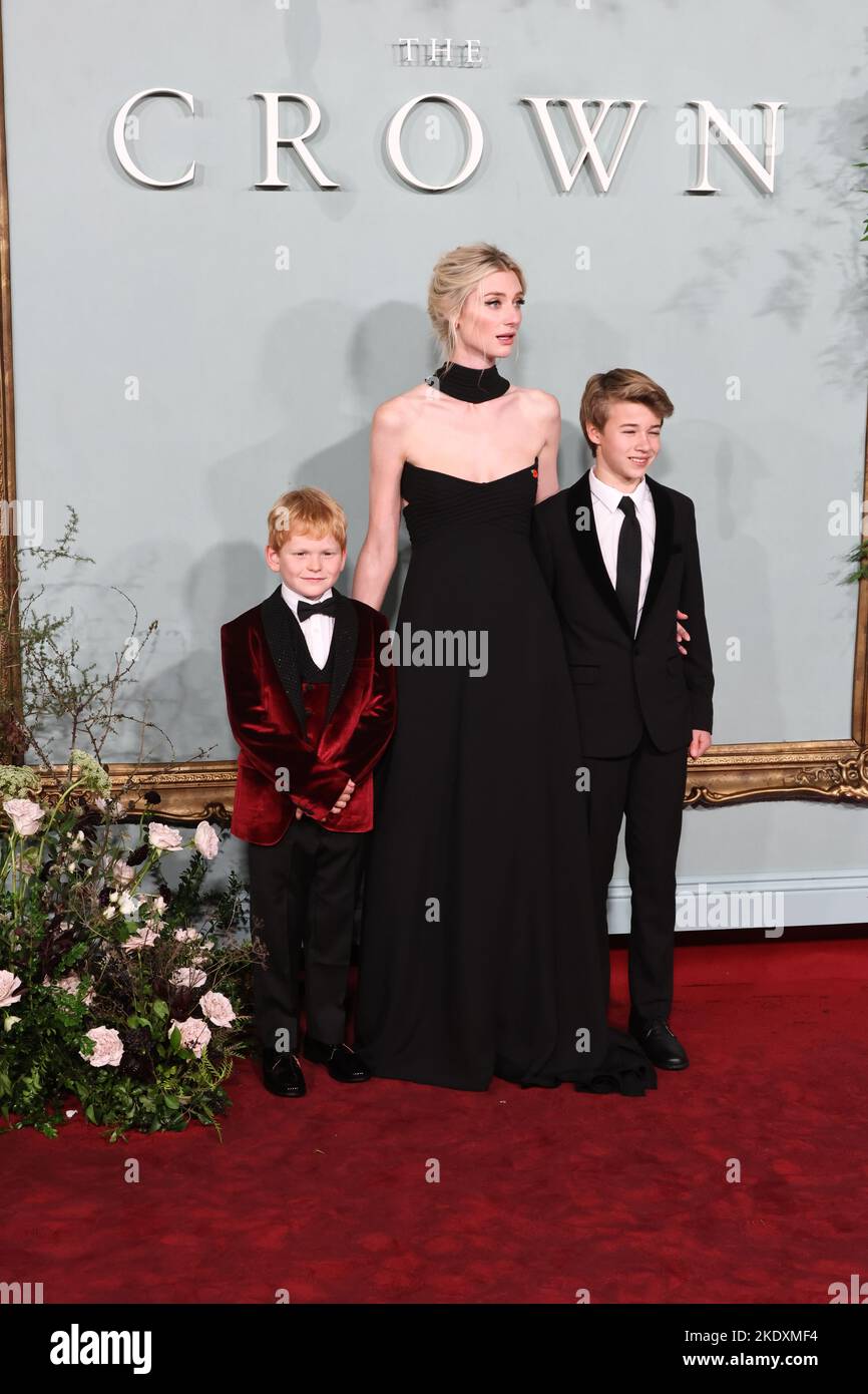 Elizabeth Debicki, Timothee Sambor and Teddy Hawley, The Crown Season 5 ...
