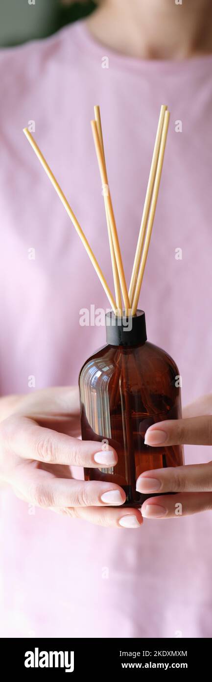 Aroma reed diffuser, home fragrance bottle with rattan sticks and smell ...