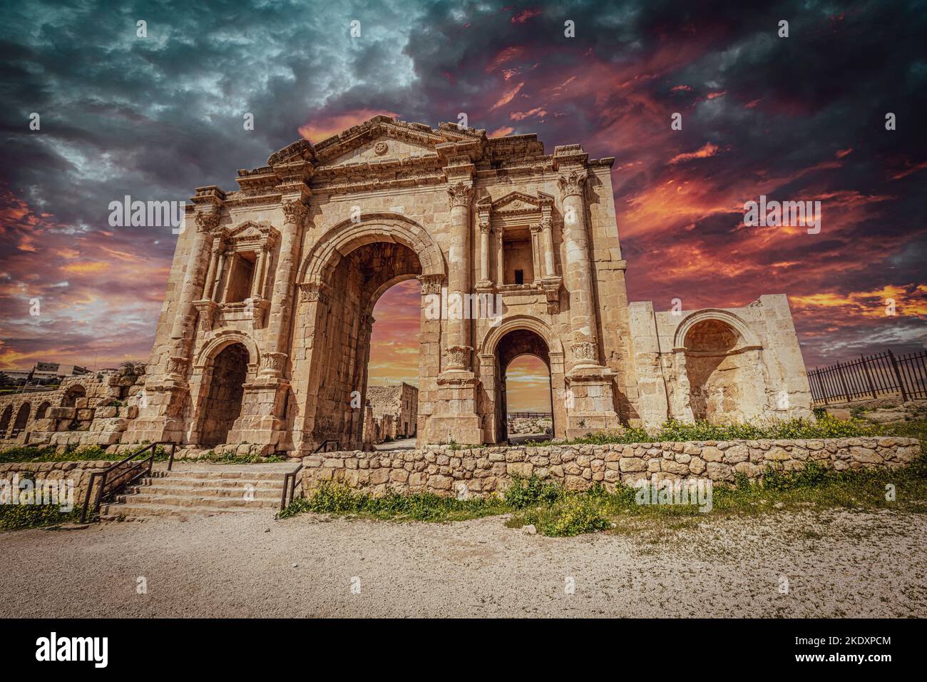 Roman ruins in Jerash at sunset Stock Photo - Alamy