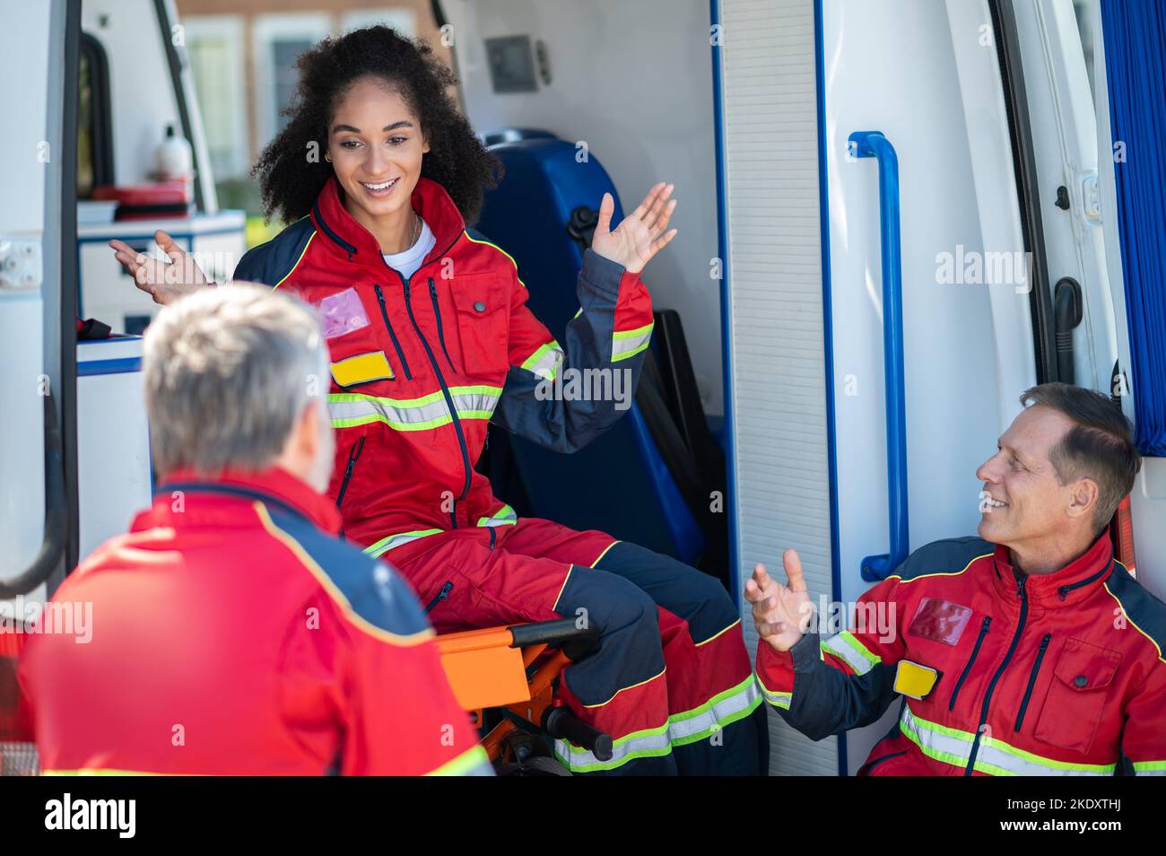 Paramedical personnel hi-res stock photography and images - Alamy