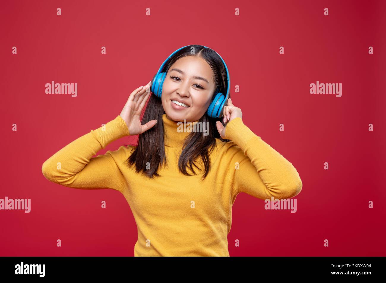 Pretty Asian girl enjoying her favorite songs Stock Photo - Alamy