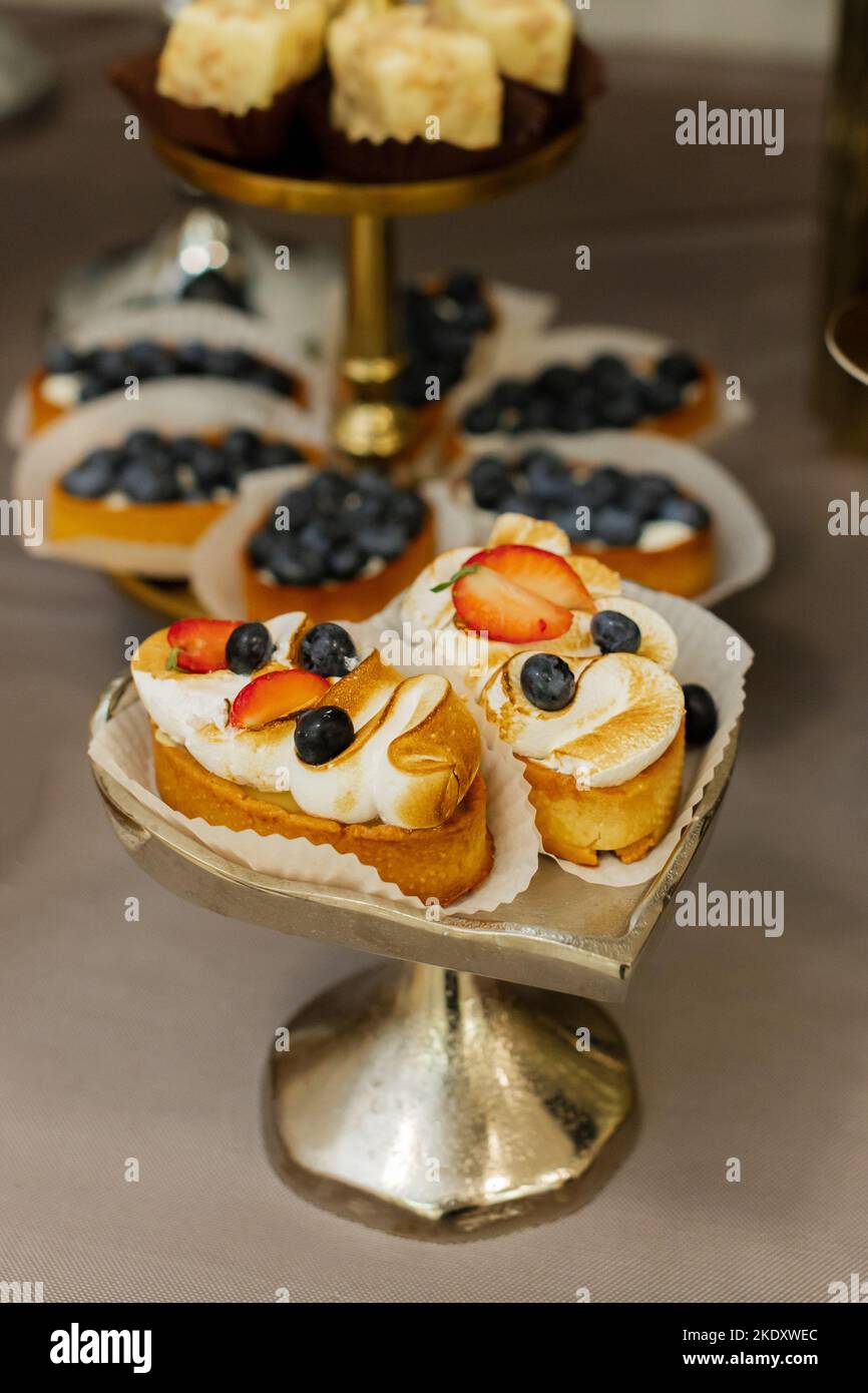 Mixed fruit tart hi-res stock photography and images - Alamy