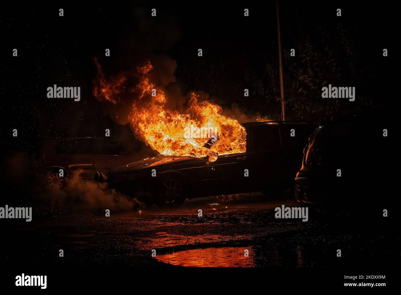 Car on fire burning hi-res stock photography and images - Alamy