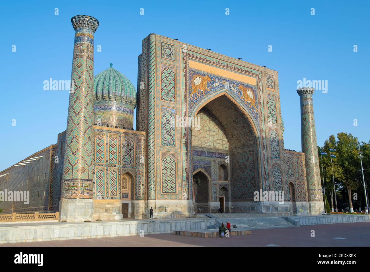 SAMARKAND, UZBEKISTAN - SEPTEMBER 13, 2022: Aancient Sherdor madrasah ...