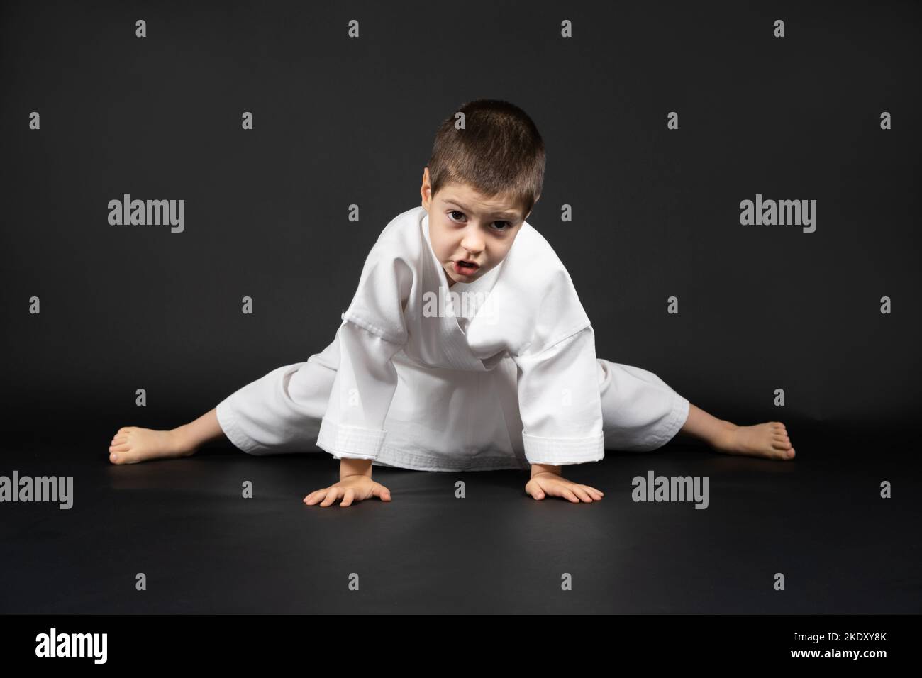 Child split legs hi-res stock photography and images - Alamy