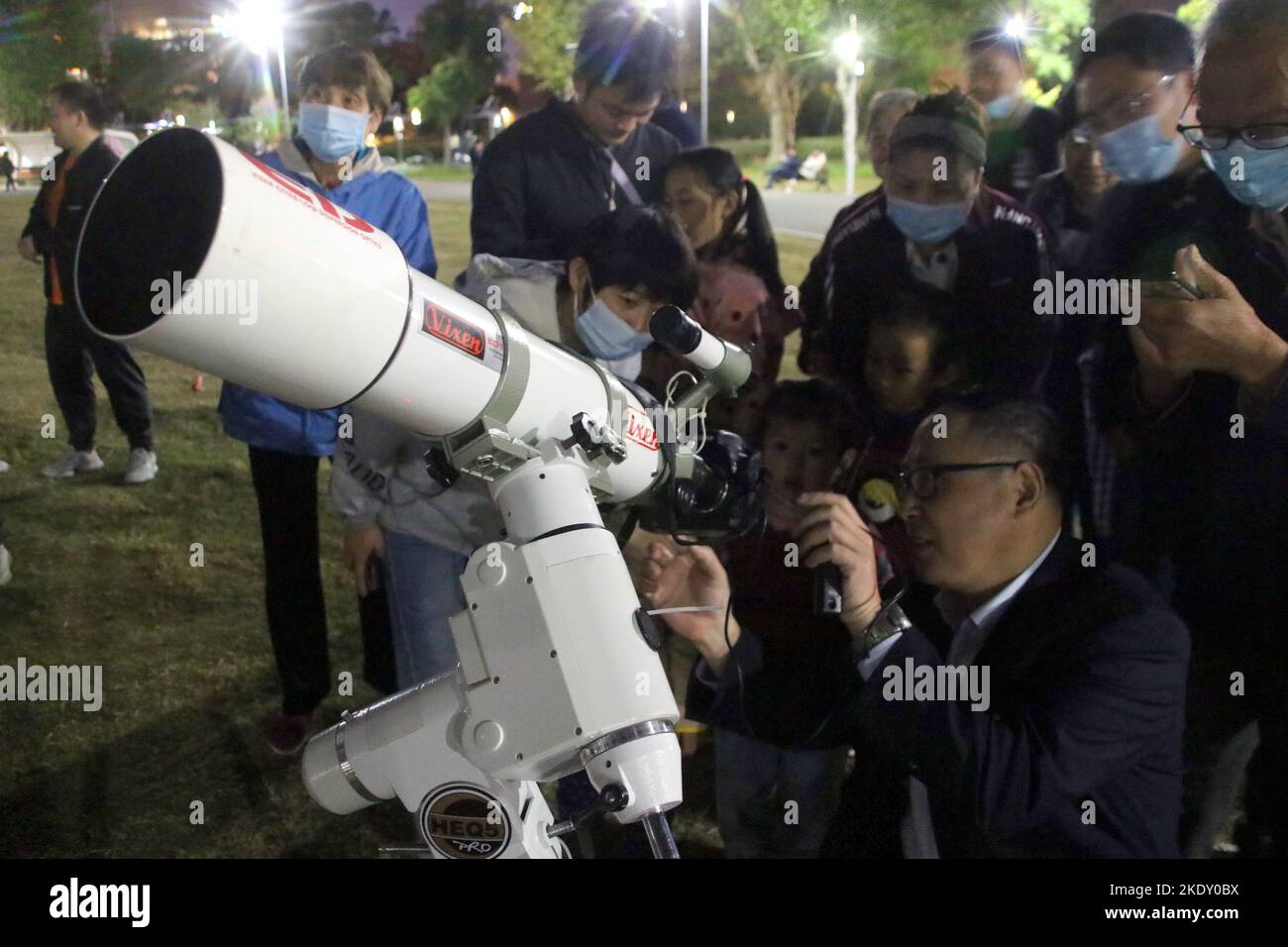 Citizens use astronomical telescopes to observe the total lunar eclipse ...