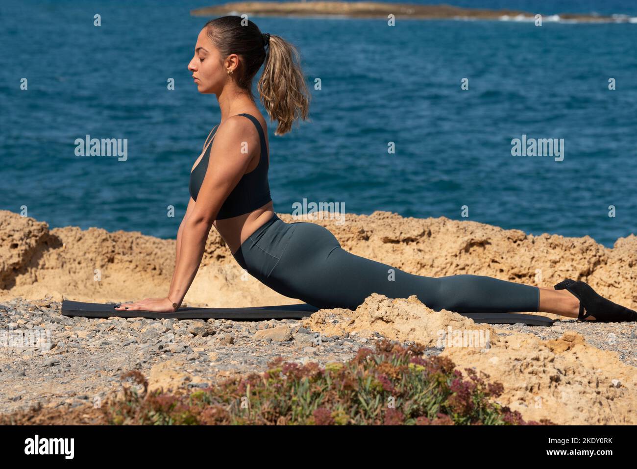 Black girl dive hi-res stock photography and images - Alamy