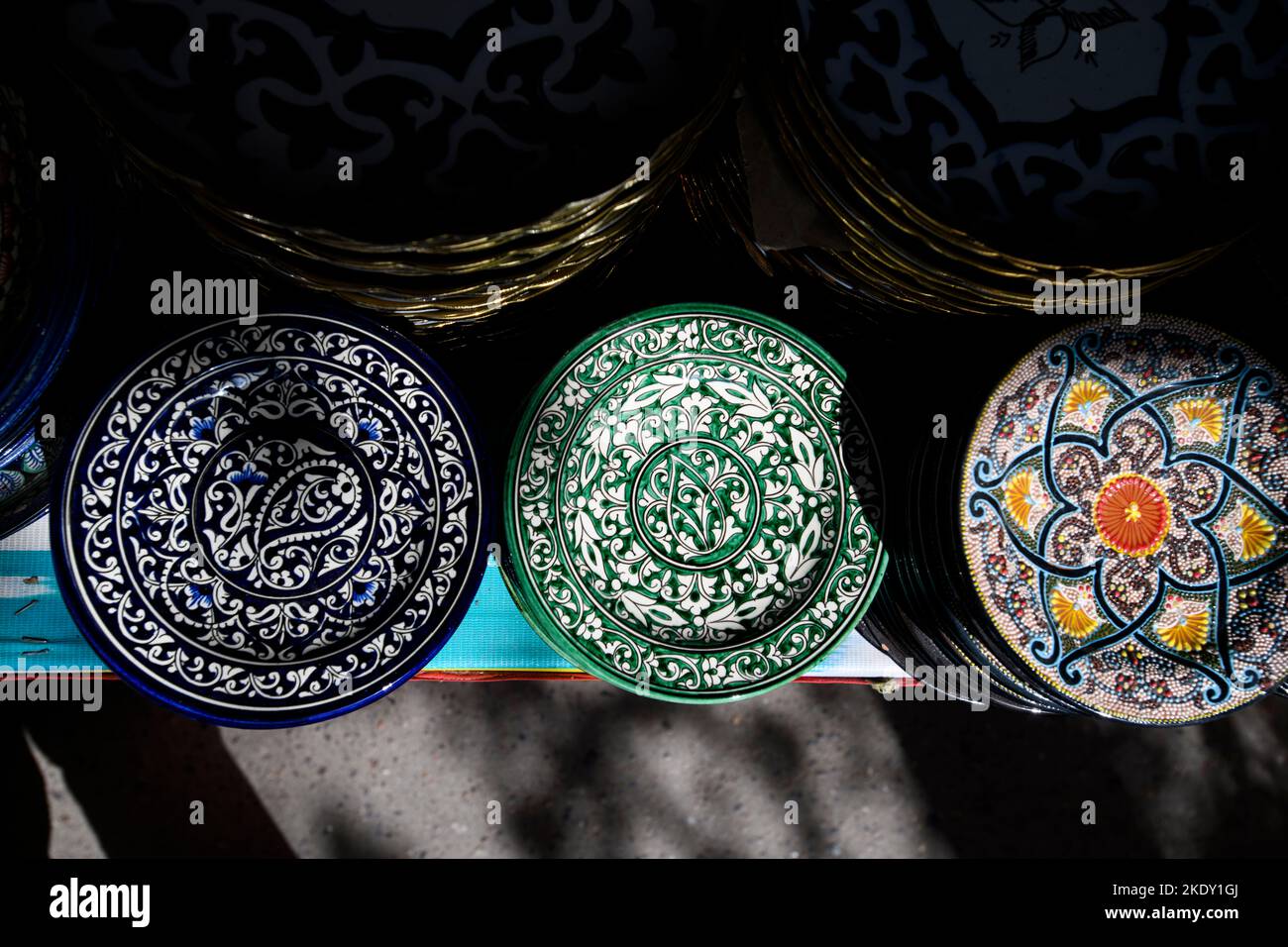 Decorative ceramic plates with traditional uzbek ornament in a market ...