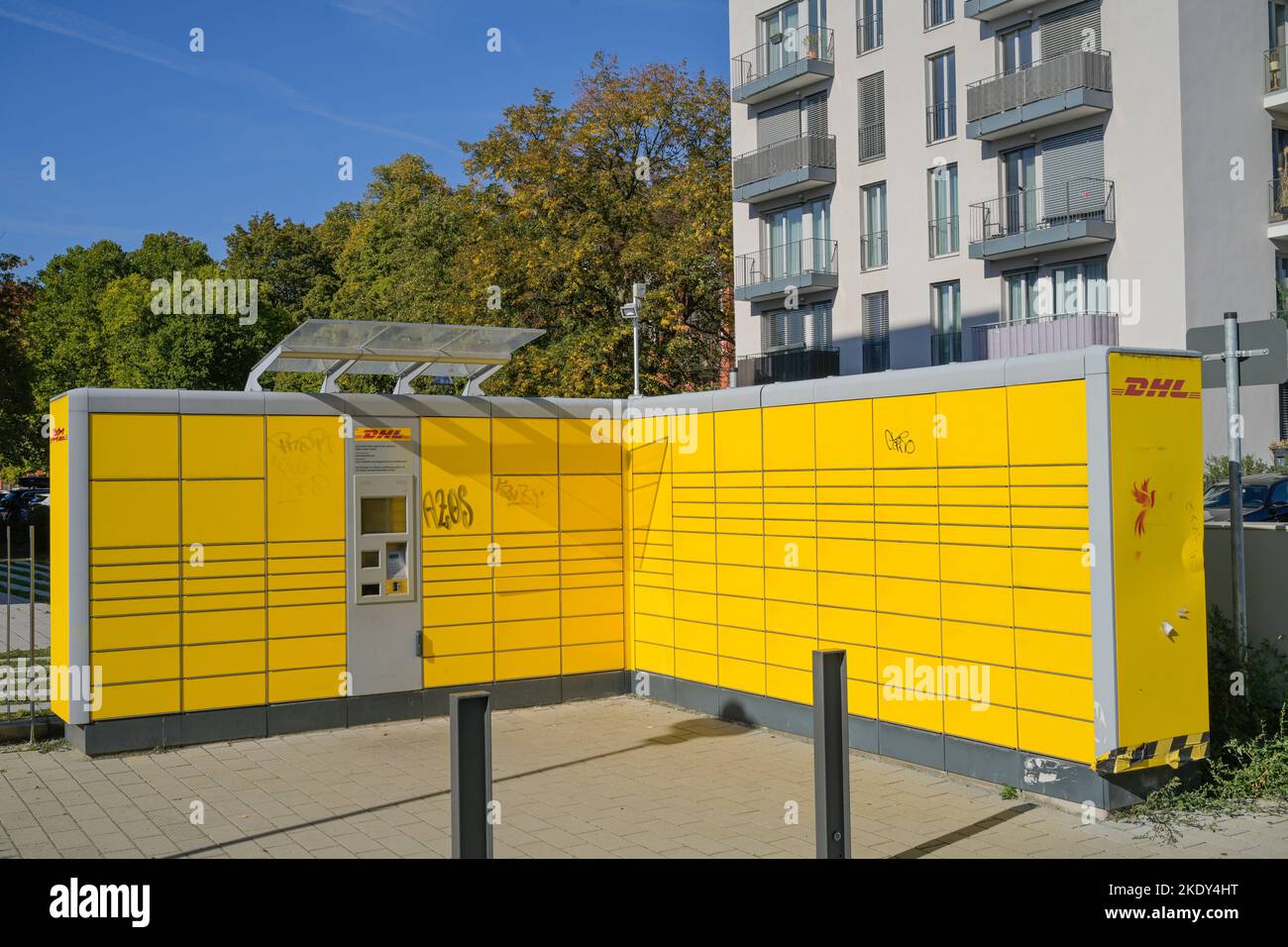 Dhl packstation hi-res stock photography and images - Alamy