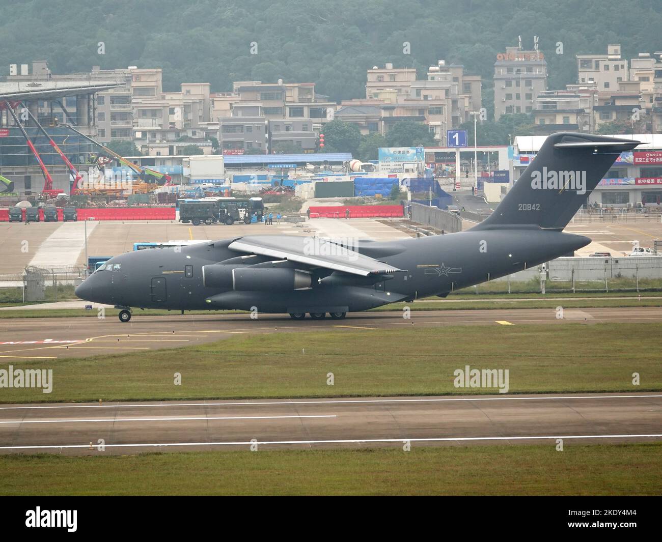 The large transport aircraft Xian Y-20 makes its debut at the 2022 ...