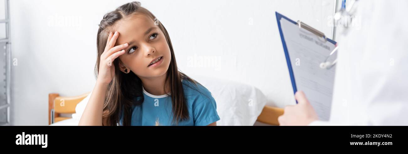 Child touching head hi-res stock photography and images - Alamy