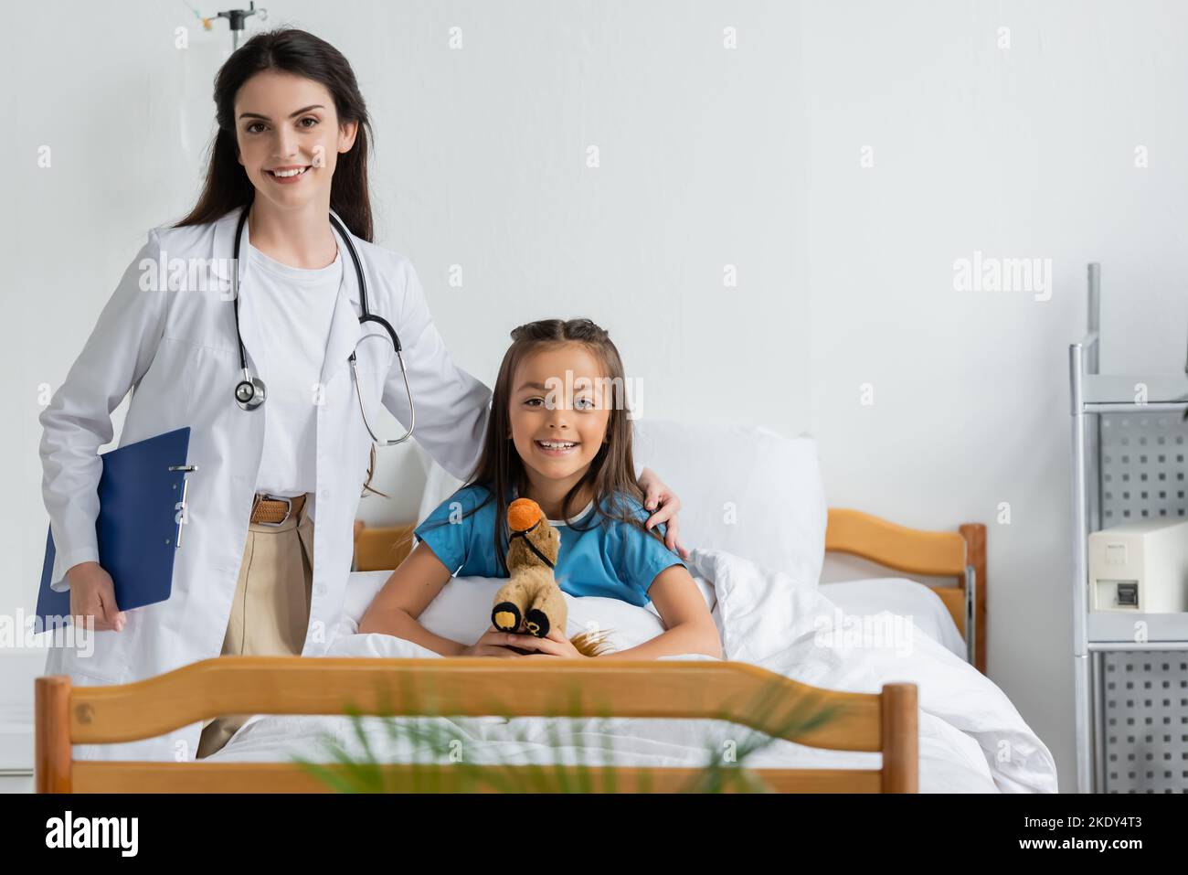 Doctor hug patient hi-res stock photography and images - Alamy