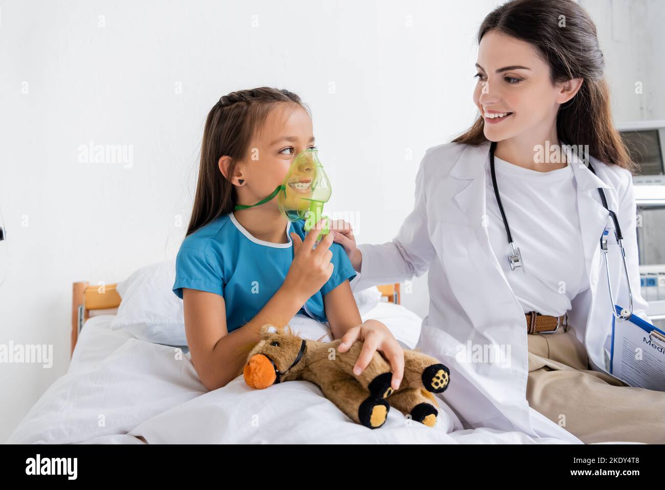 Child oxygen mask hi-res stock photography and images - Alamy