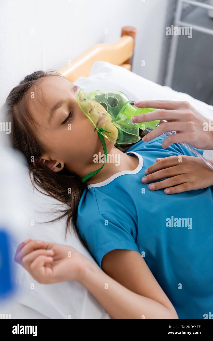 Child oxygen mask hospital hi-res stock photography and images - Alamy