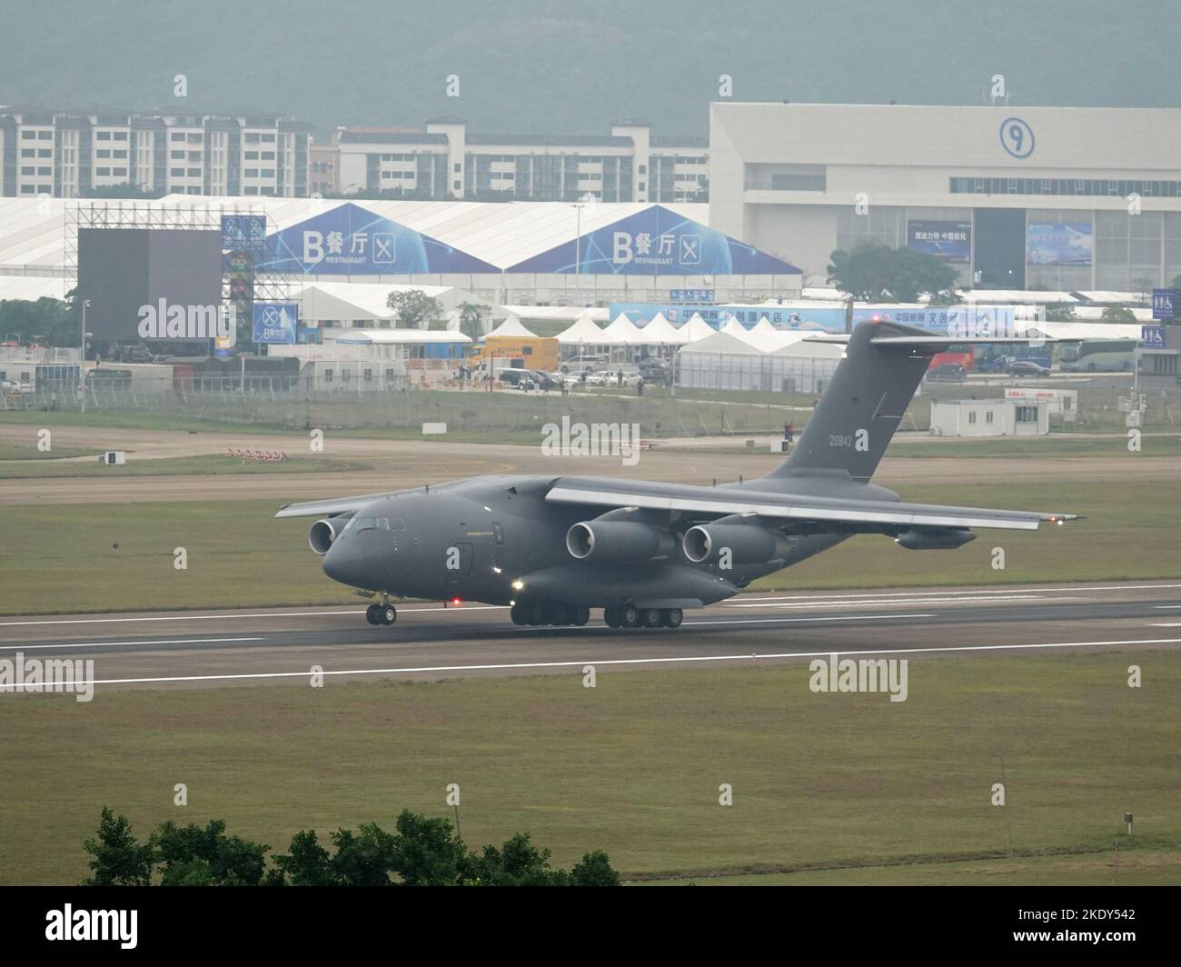 The large transport aircraft Xian Y-20 makes its debut at the 2022 ...
