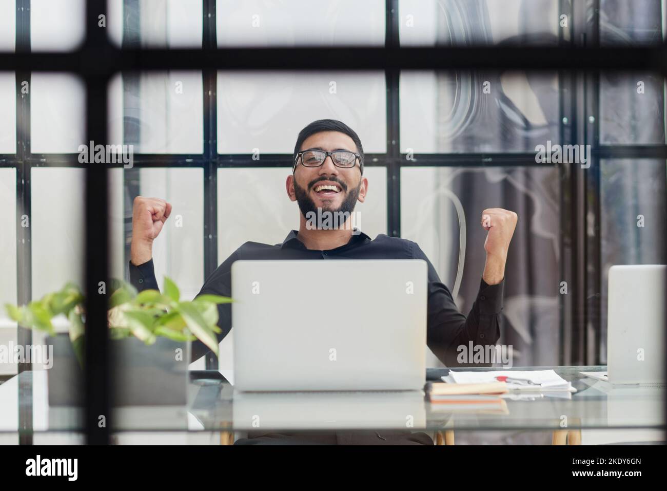 Business man sitting at his desk in the office Stock Photo - Alamy