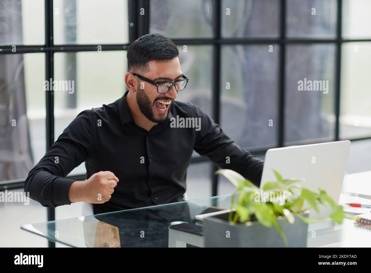 Business man sitting at his desk in the office Stock Photo - Alamy
