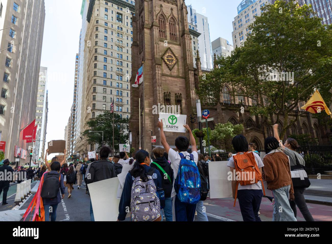 A crowd of students march to declare a Climate Emergency at Youth ...
