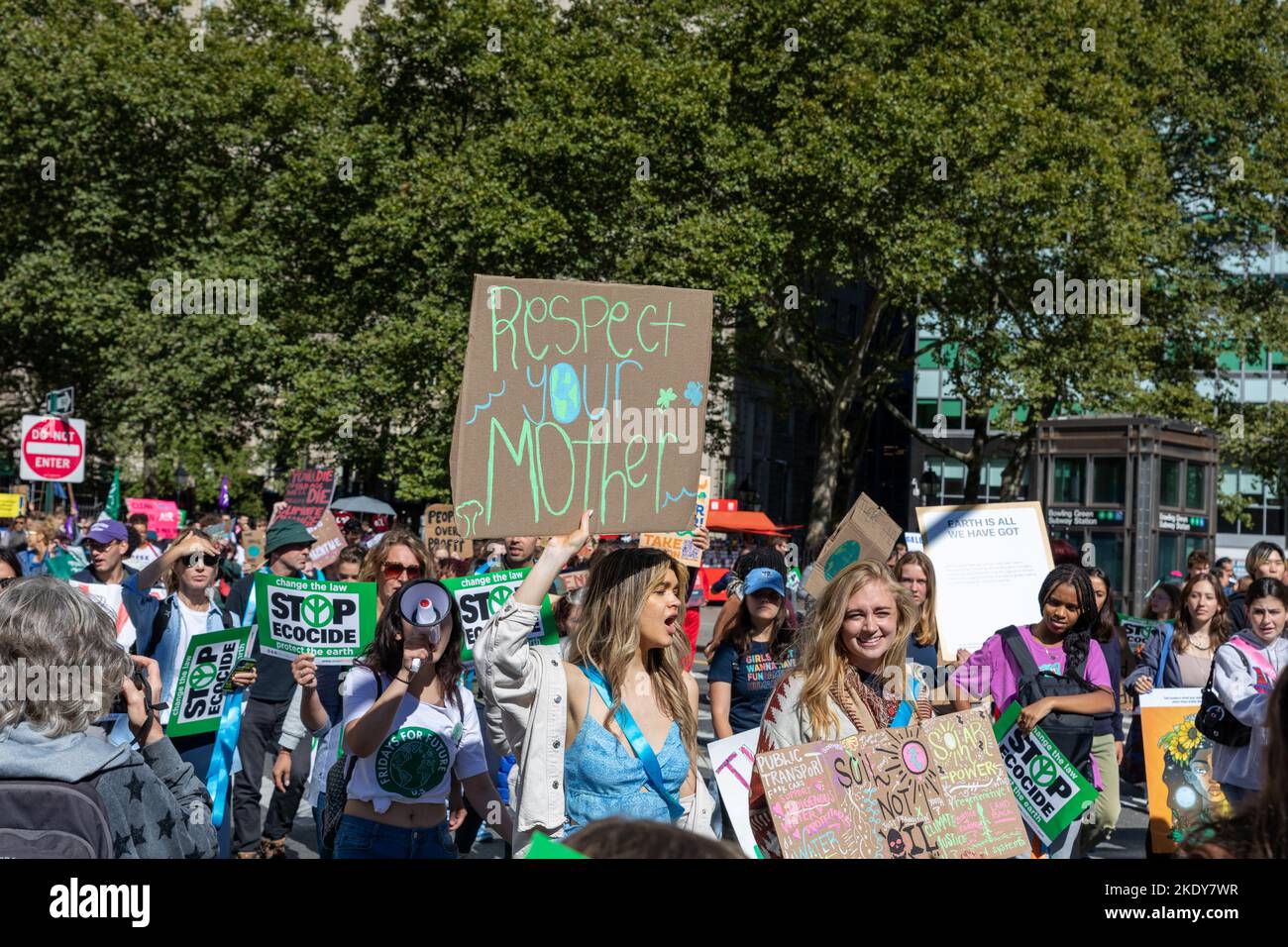 A crowd of students march to declare a Climate Emergency at Youth ...