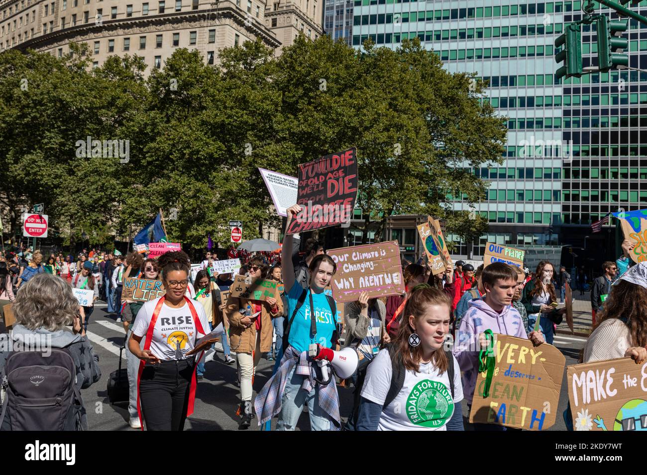 A crowd of students march to declare a Climate Emergency at Youth ...