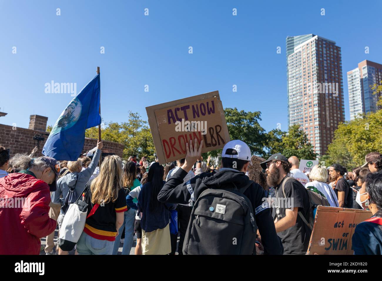 A crowd of students march to declare a Climate Emergency at Youth ...