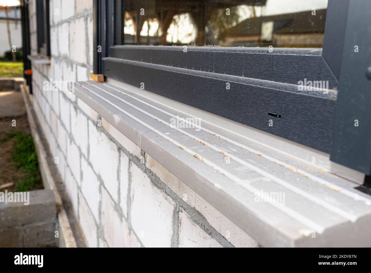 Warm installation of a three-layer window with a polystyrene window ...