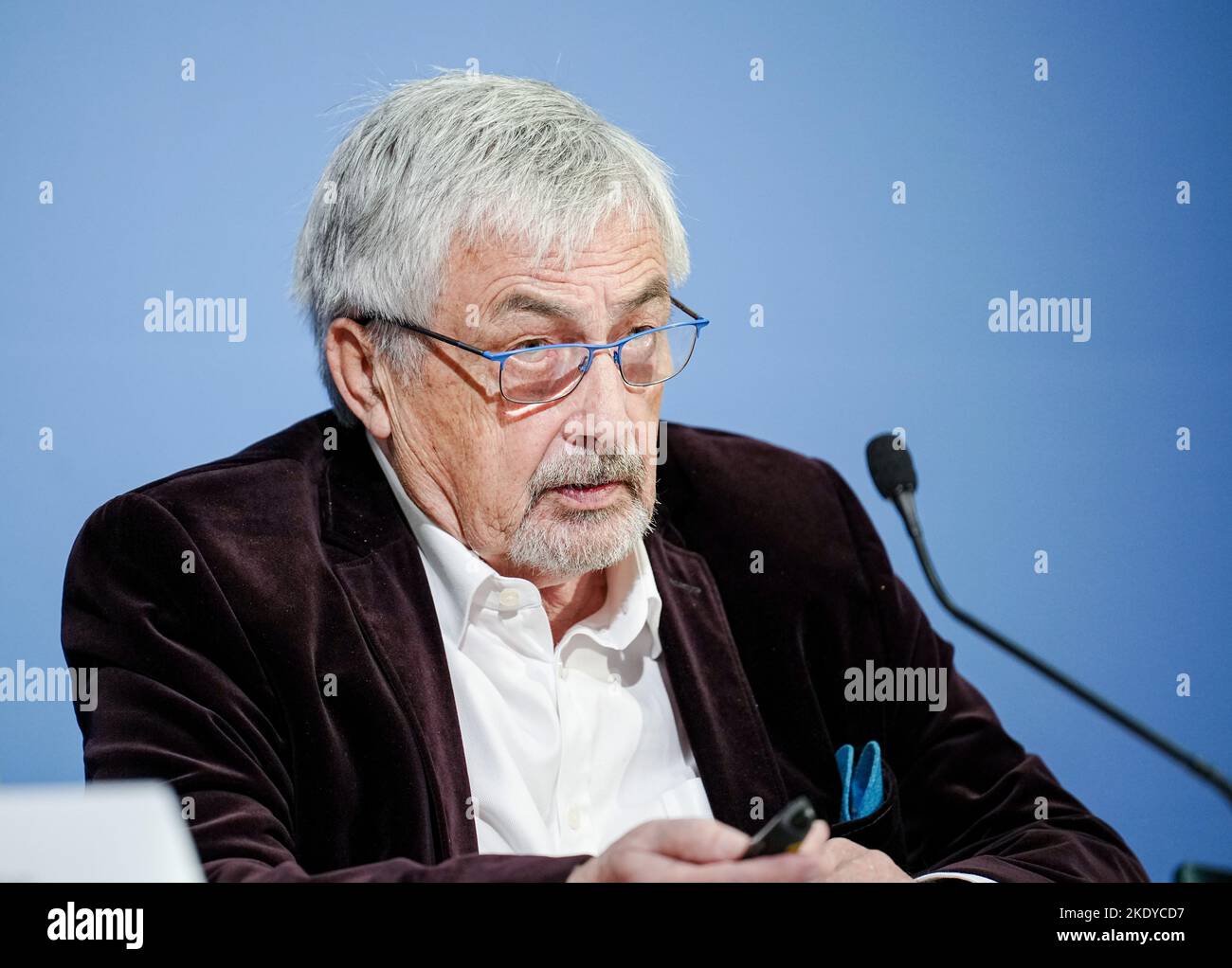 Berlin, Germany. 09th Nov, 2022. Elmar Brähler (l) presents the ...