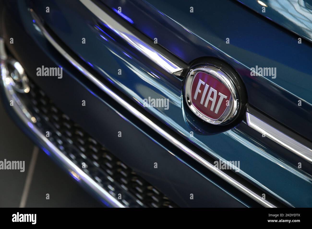 Fiat emblem on car hi-res stock photography and images - Alamy