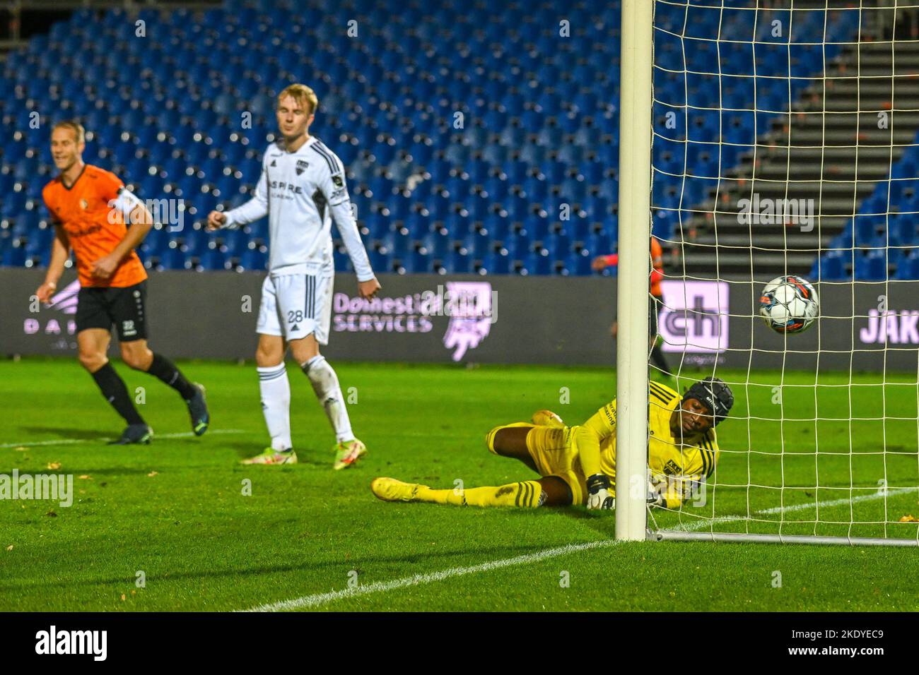 Leon Teo Quintero (3) of KMSK Deinze scores 2-0 and Deinze can ...