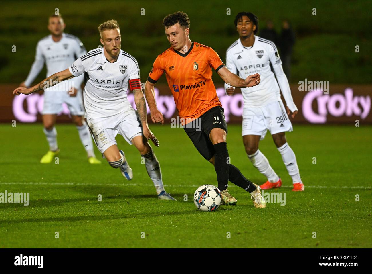 Alexander Jeggo (4) of Eupen and Liridon Balaj (11) of KMSK Deinze ...