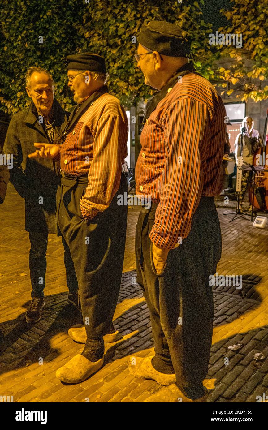 Dutch man in traditional dress hi-res stock photography and images - Alamy