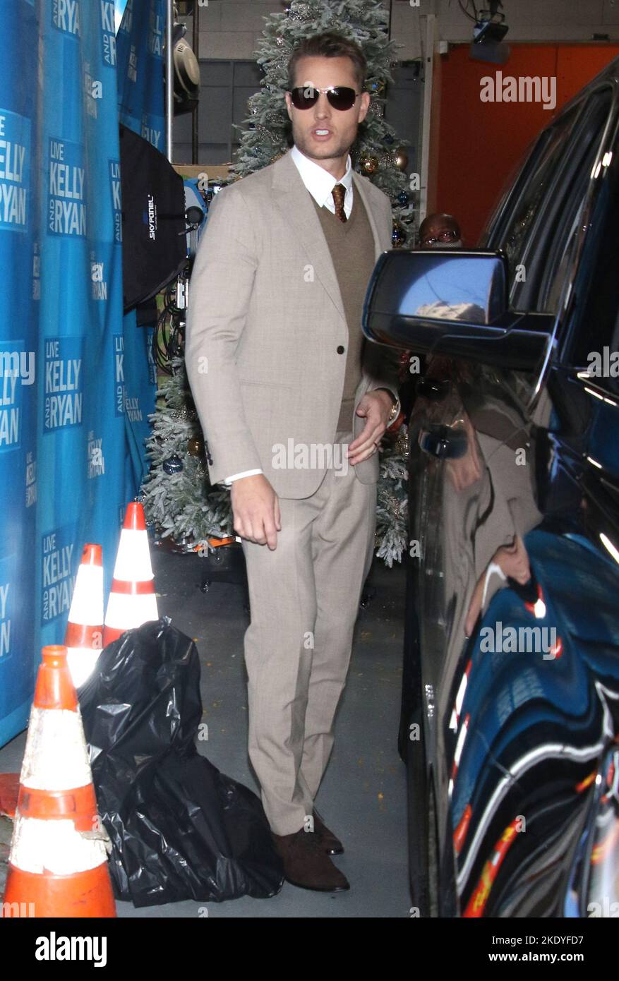 New York, NY, USA. 08th Nov, 2022. Justin Hartley seen Exiting Live ...