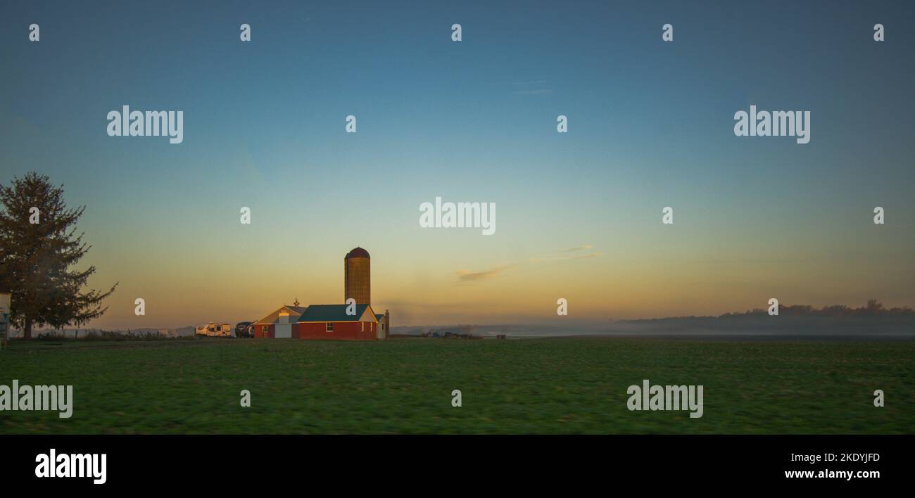 Old barn and fog at sunrise hi-res stock photography and images - Alamy