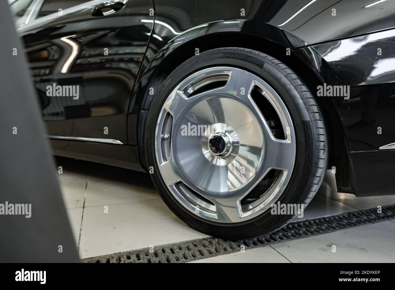 Close up view of a wheel of luxury car Stock Photo - Alamy