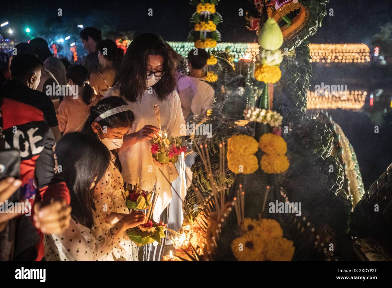 People pray during Yi Peng (Yee Peng) Festival & Loy Kratong in Doi ...