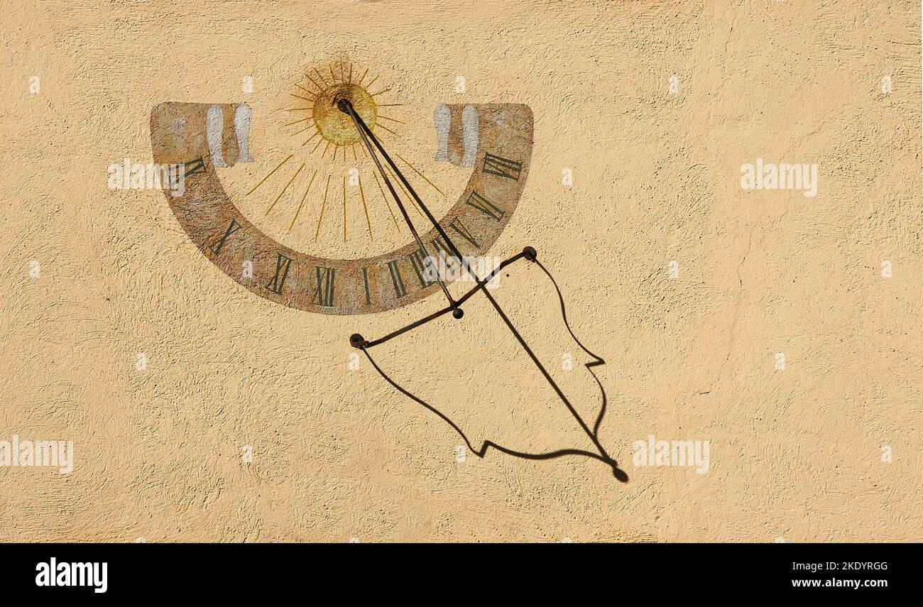 Antique sundial hi-res stock photography and images - Alamy