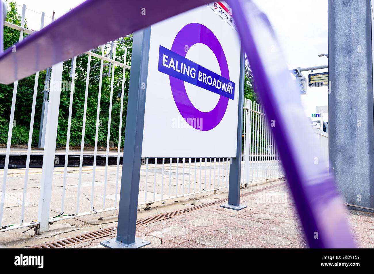 Elizabeth line signs hi-res stock photography and images - Alamy