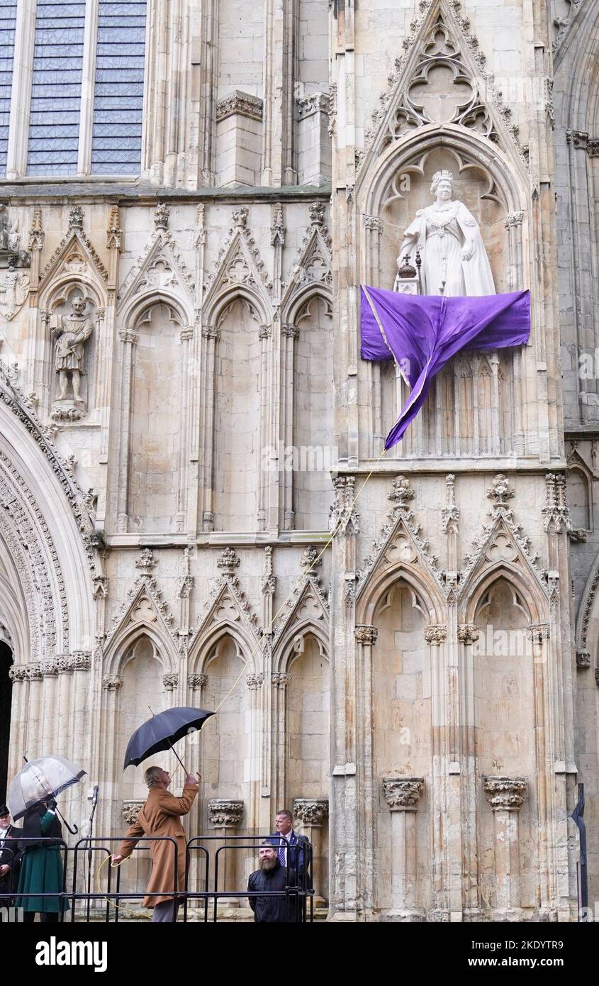 King Charles III unveils the statue of Queen Elizabeth II at York ...