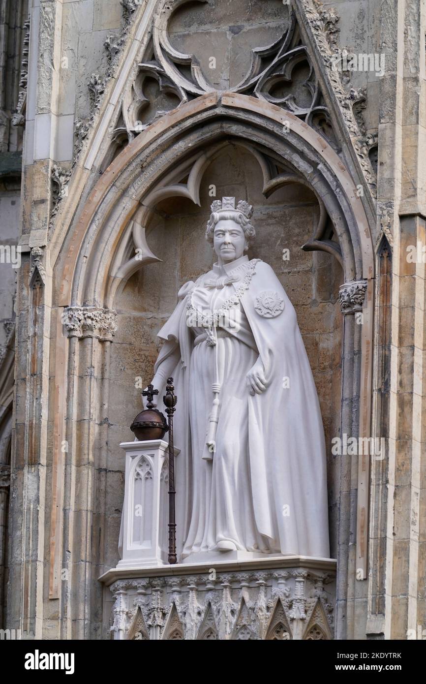 King Charles III unveils the statue of Queen Elizabeth II at York ...