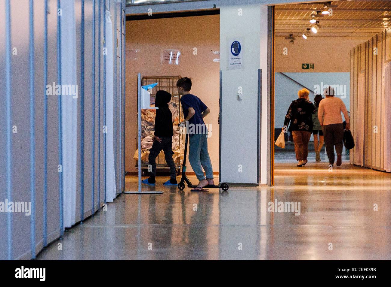 Berlin, Germany. 09th Nov, 2022. Refugees walk in the corridors of the ...