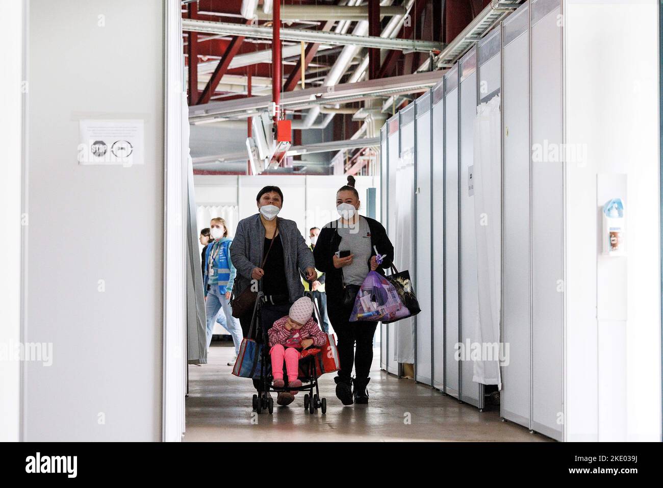 Berlin, Germany. 09th Nov, 2022. Refugees walk in the corridors of the ...