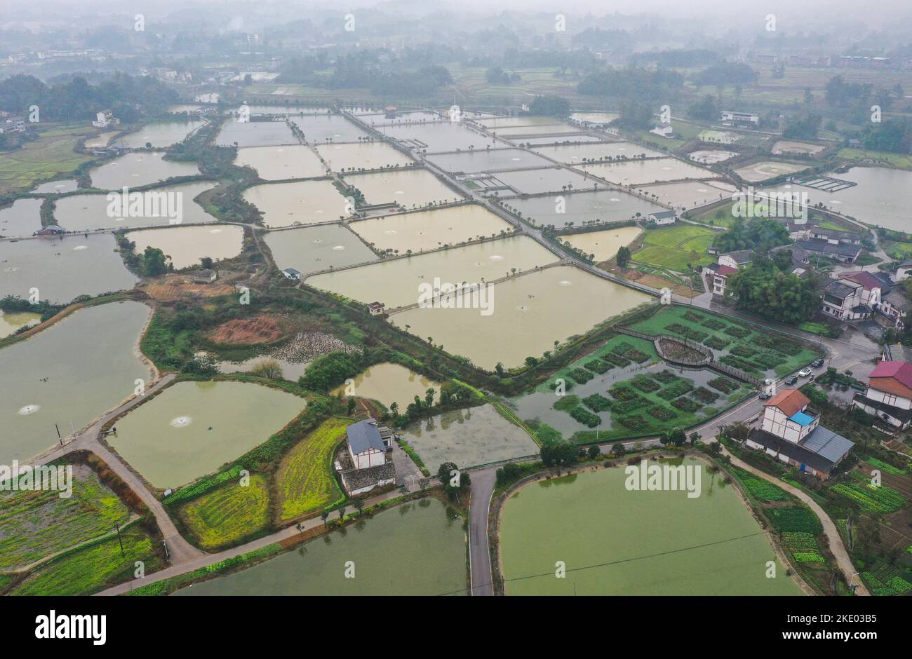 (221109) -- CHONGQING, Nov. 9, 2022 (Xinhua) -- This aerial photo taken ...