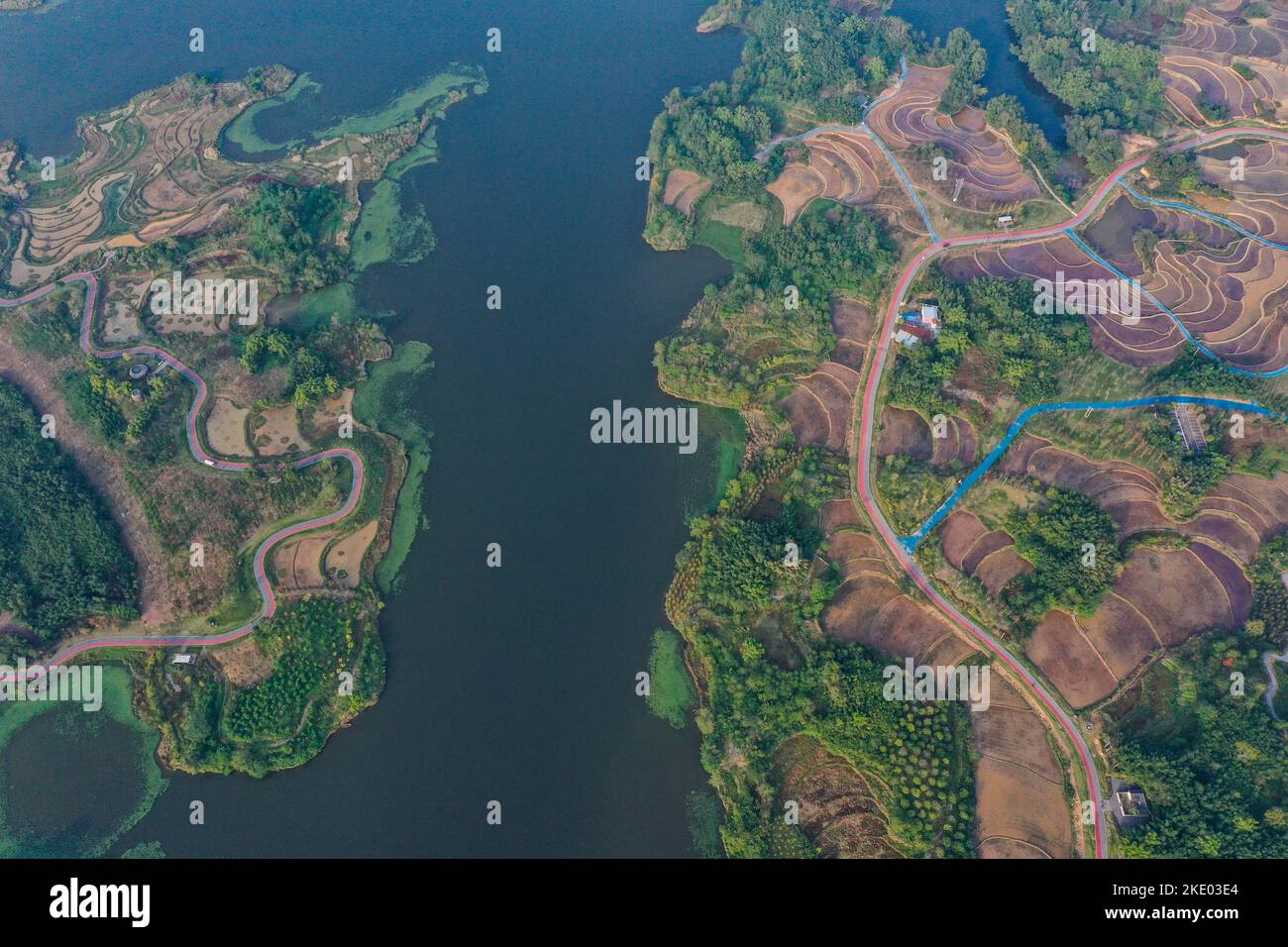 (221109) -- CHONGQING, Nov. 9, 2022 (Xinhua) -- This aerial photo taken ...